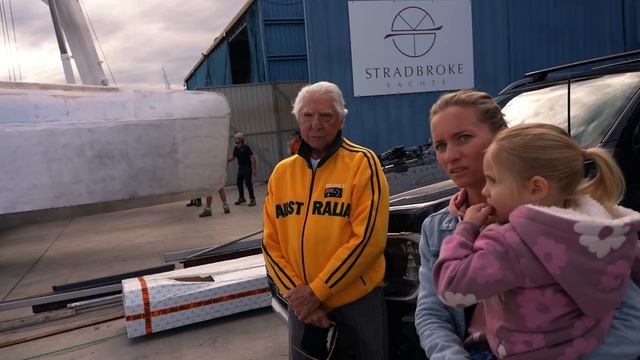 ПЕРЕВОРАЧИВАЕМ нашу лодку с помощью 60-тонного крана 😱 Aluminum Catamaran Build Часть 10