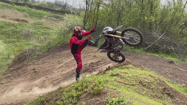 Эндуро Enduro покатушки на карьере Тренировка и ЭПИЧНЫЕ прыжки с падениями )))) Китай мото рулит