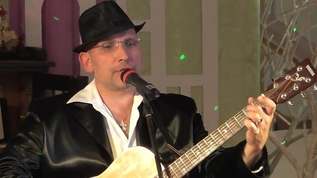 Алексей Кузнецов исполняет песню на стихи Надежды Камянчук "На пороге осени" (муз. А. Кузнецов).