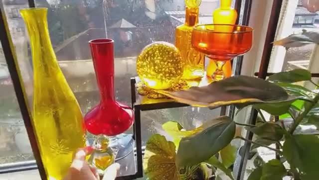 про цветные стекла, весеннее солнышко, Хвостика и барахолку. Рената Смирнова. 2025