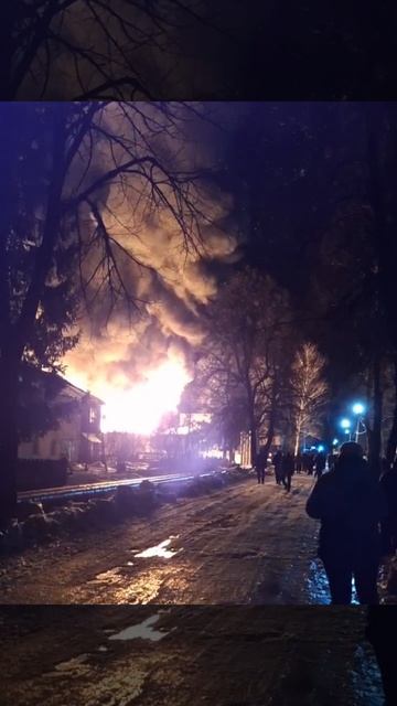 Вчера вечером был пожар на территории военного городка в Глотовке, сообщают очевидцы. Горело здание
