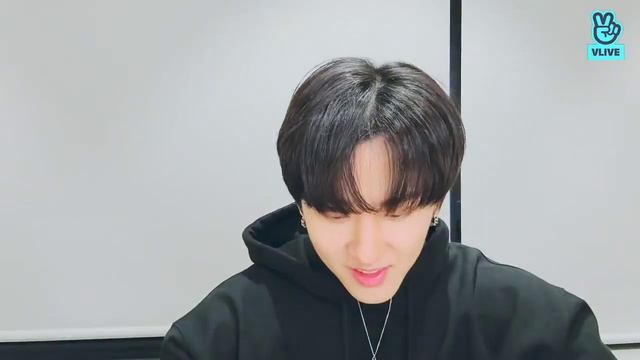 Stray Kids Vlive
Трансляция Чанбина (Apr 14 2021)
Наливные свиньи🐖🐇