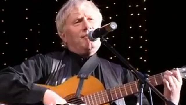 Владимир Британов  исполняет песню на стихи Надежды Камянчук "На пороге осени" (муз. В. Британов).