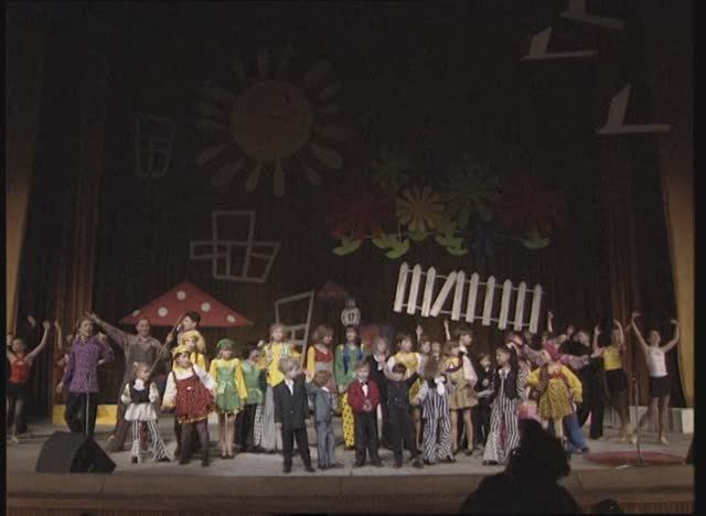 1997 ГОД. ДЕТИ-ДЕТЯМ.   МУЗЫКАЛЬНЫЙ СПЕКТАКЛЬ "ДВОР НАШЕГО ДЕТСТВА", РЕЖИССЕР АНДРЕЙ СТРЕЛЬЦОВ"