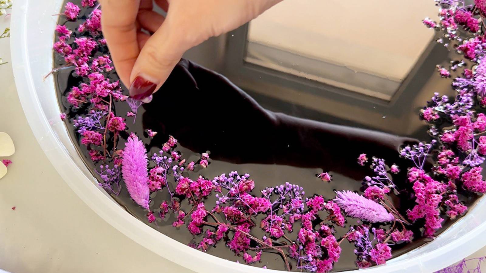 Черный стол с эпоксидной смолой и бордовыми цветами. Очень красивое сочетание!