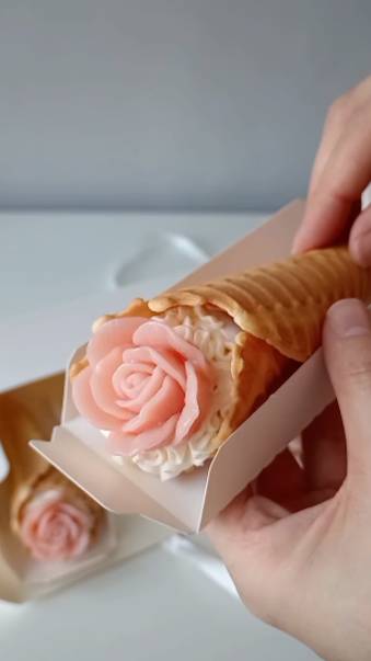 Вафельные трубочки с кремом чиз и розочками из молочного мармелада