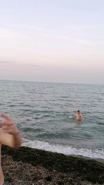 Купаемся в Азовском море. Тамань 16 октября 2021