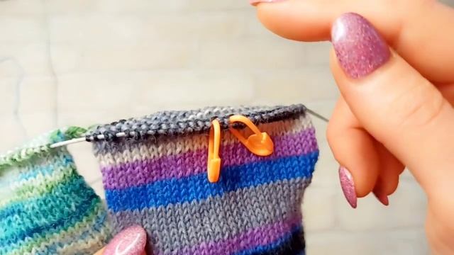 Носки спицами от мыска. Вяжем сразу два носка. Хорошая громкая пятка.