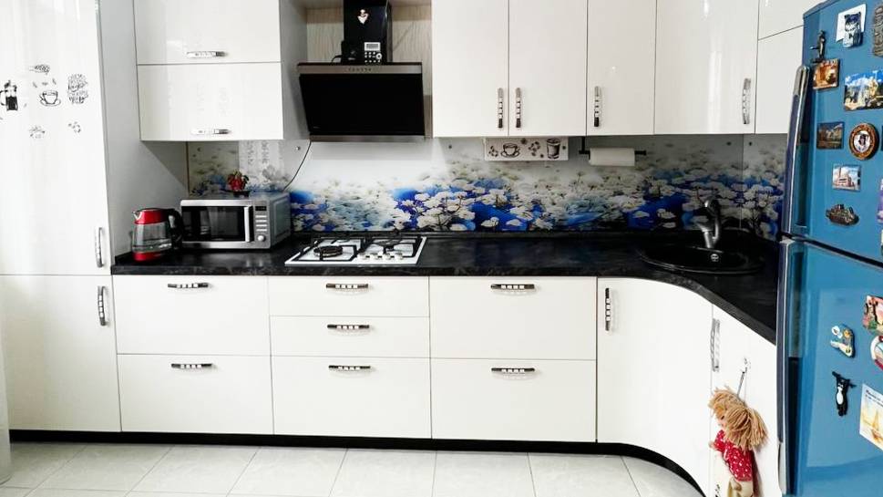 Цена квартиры в Геленджике 15.5 млн.р. на улице Курзальной на пересечении с улицей Совхозной.