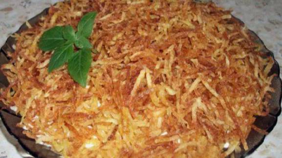 Картофель с морковной соломкой.