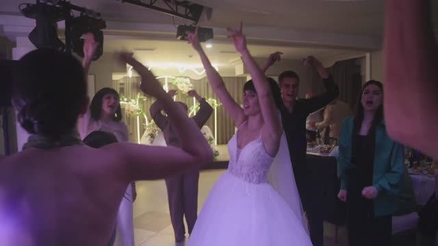 Зажигательные танцы на свадьбе