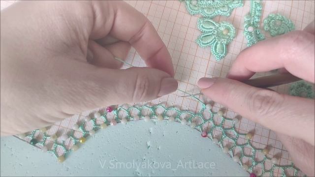 Формирование нерегулярности сеточки при вязании по ряду из одинаковых ячеек