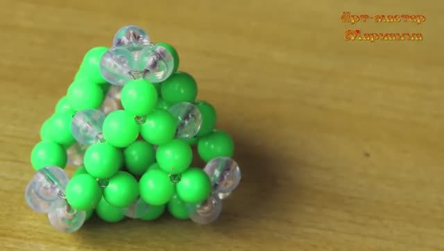 Треугольная пирамидка из бусин - способ 1. Мастер-класс