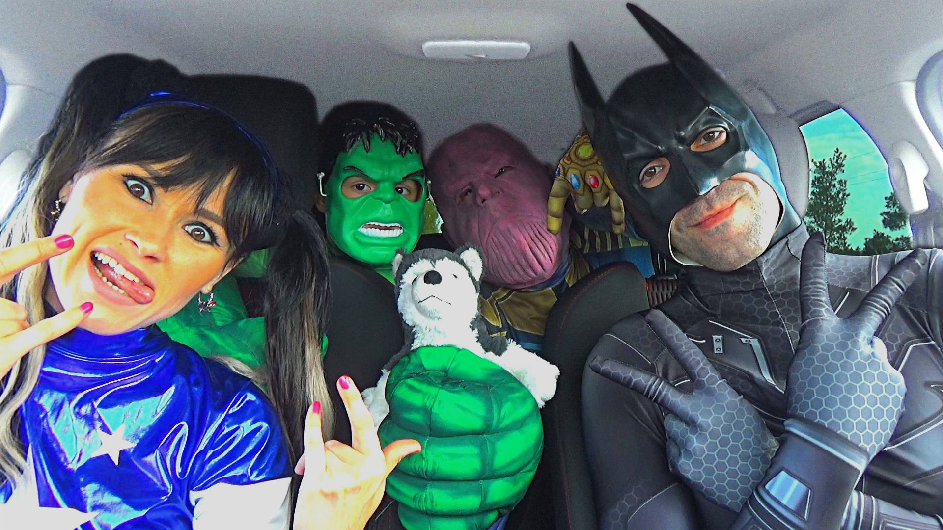 Супергерои танцуют в машине. Бэтмен, Капитан Америка, Халк, Танос.