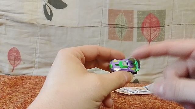 Киндер сюрприз две машинки с функцией