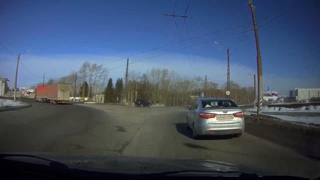 Не пропустил на кольце. И ещё тормознул.