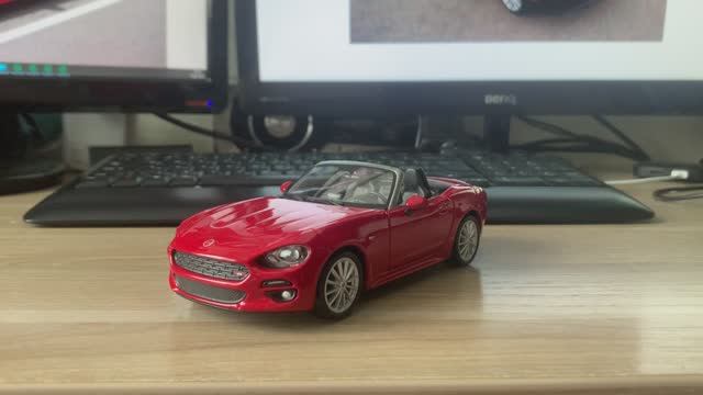 Обзор модели Fiat 124 Spider в масштабе 1/24 от Bburago