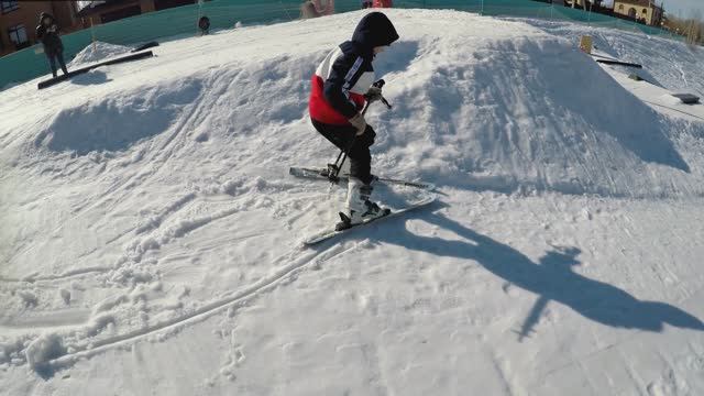 Поставил сына в первый раз на горные лыжи