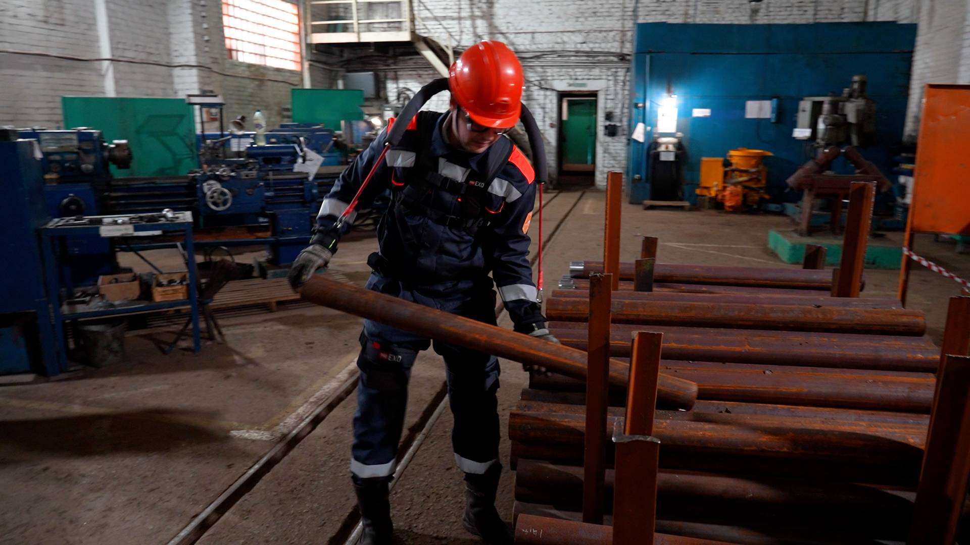 В дренажной шахте Михайловского ГОКа начали использовать экзоскелеты