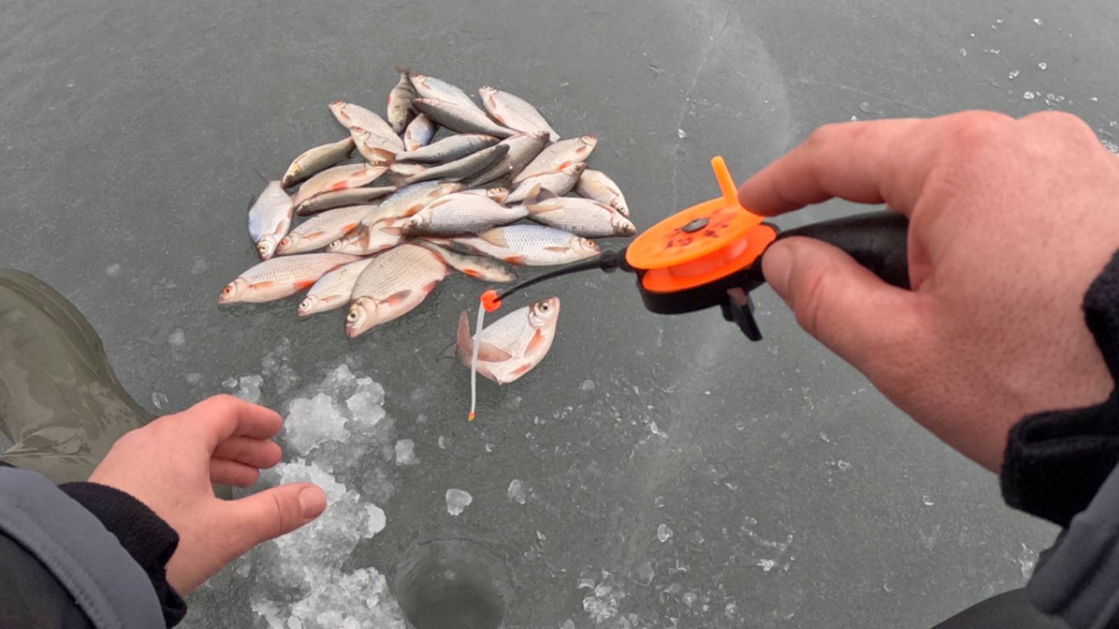 ДА КТО ТАМ ТАК ДАВИТ?!?!? Удачно закрыл сезон зимней рыбалки