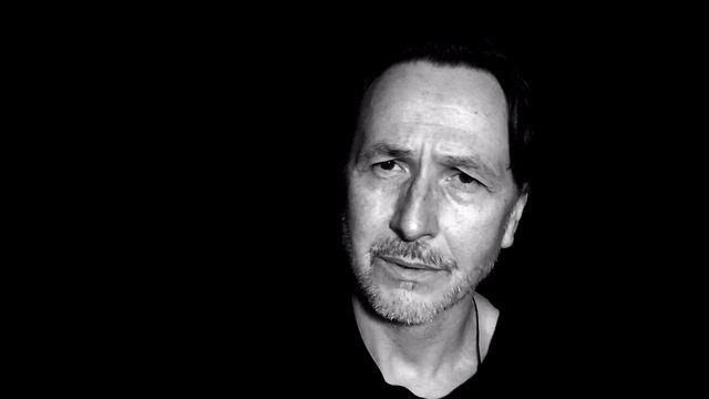 Шарль Бодлер.Прохожей.Перевод: В.Левик