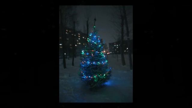 Тихо падают снежинки.