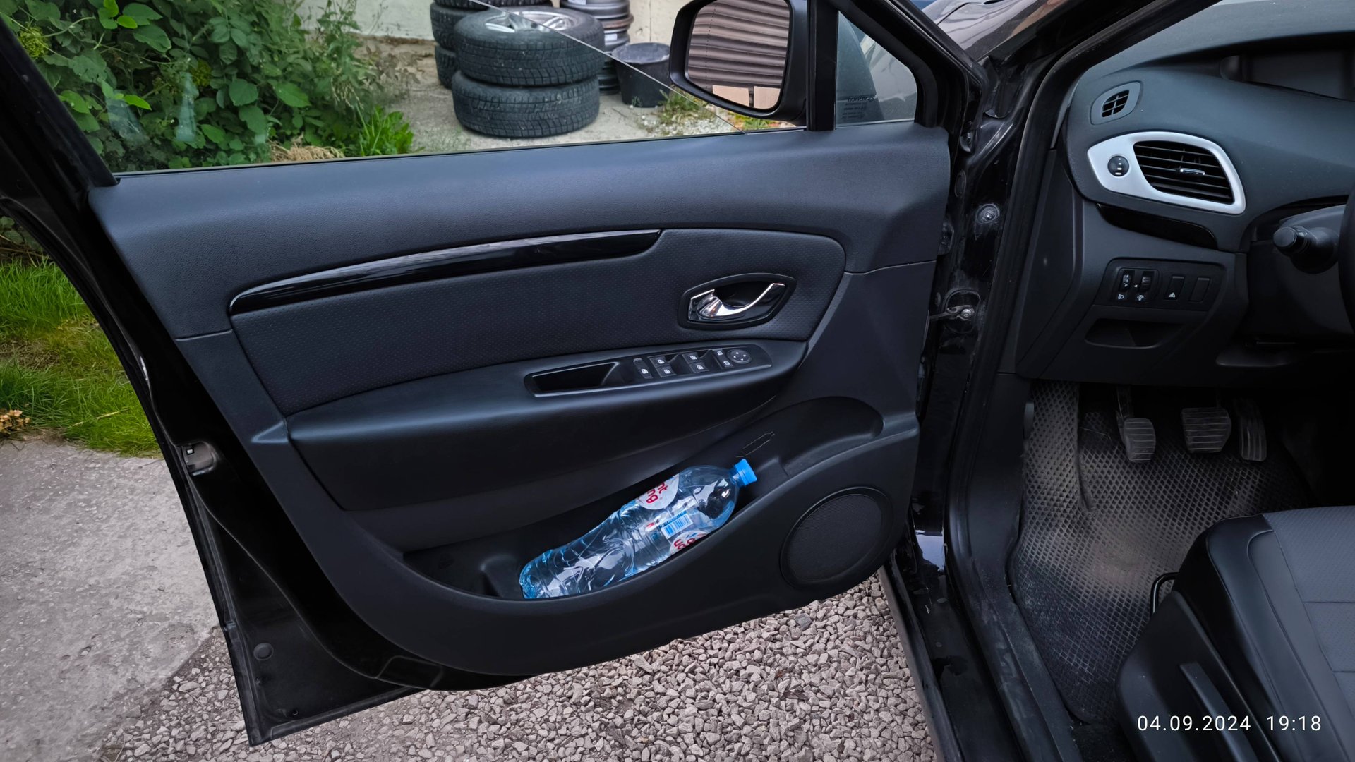 Перетяжка дверных обшивок от автомобиля Renault Grand Scenic 3.