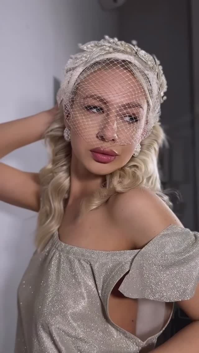 Популярная вечерняя укладка - мягкие локоны с ободком #прическа #укладка #волосы #локоны