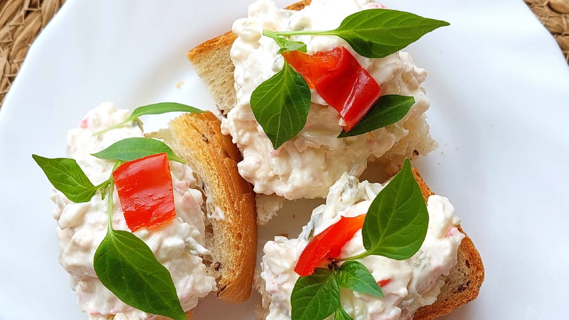 Намазка с крем - фиш. Один из вариантов сытного и вкусного завтрака или перекуса.