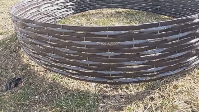 Бордюр из ротанга и металлической сетки