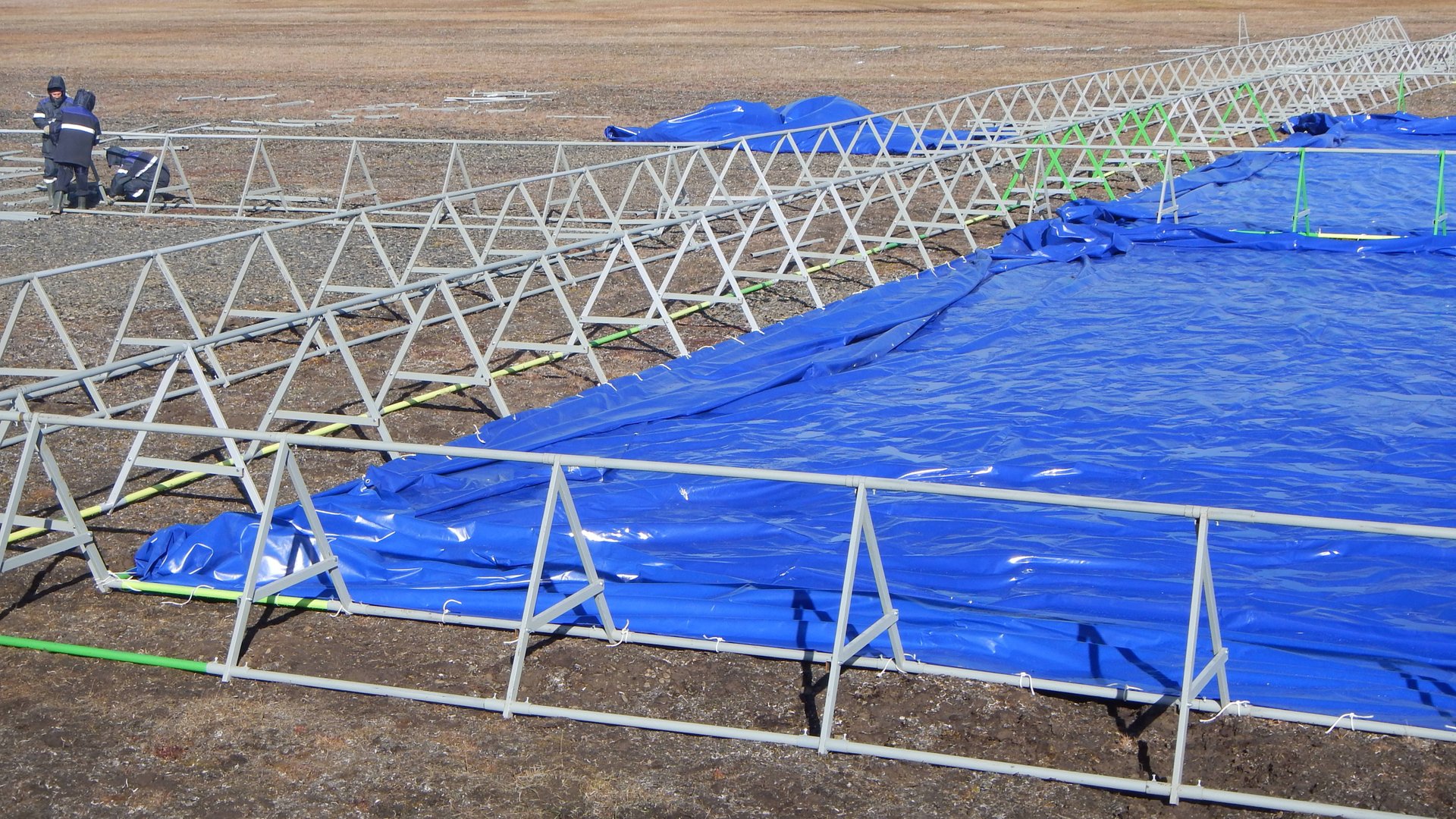 1.   Монтаж бермы и противофильтрационного полога high