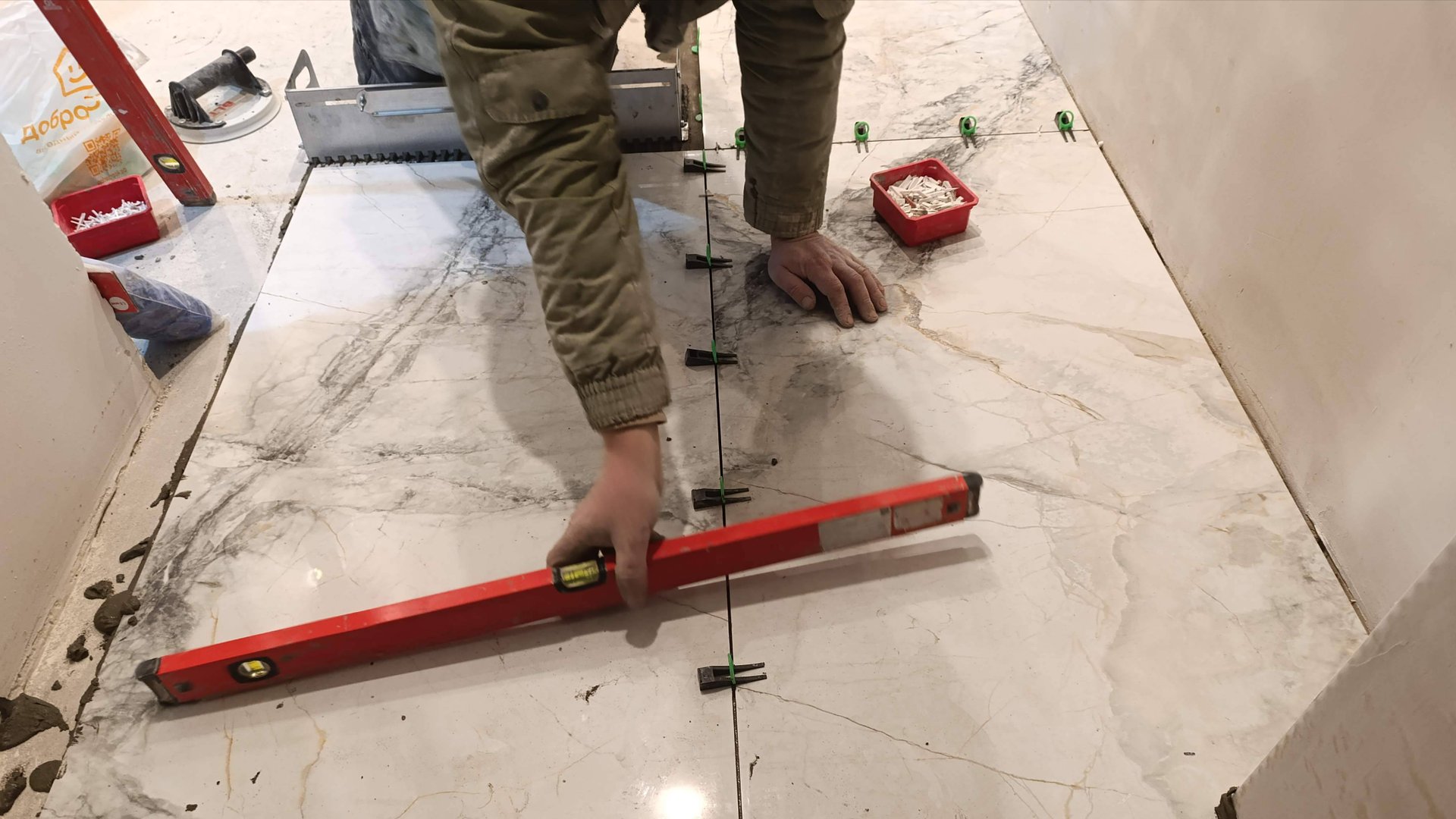 УКЛАДКА КРУПНОФОРМАТНОГО КЕРАМОГРАНИТА 60 на 120 см.СВОИМИ РУКАМИ тел.8 989 684 7924