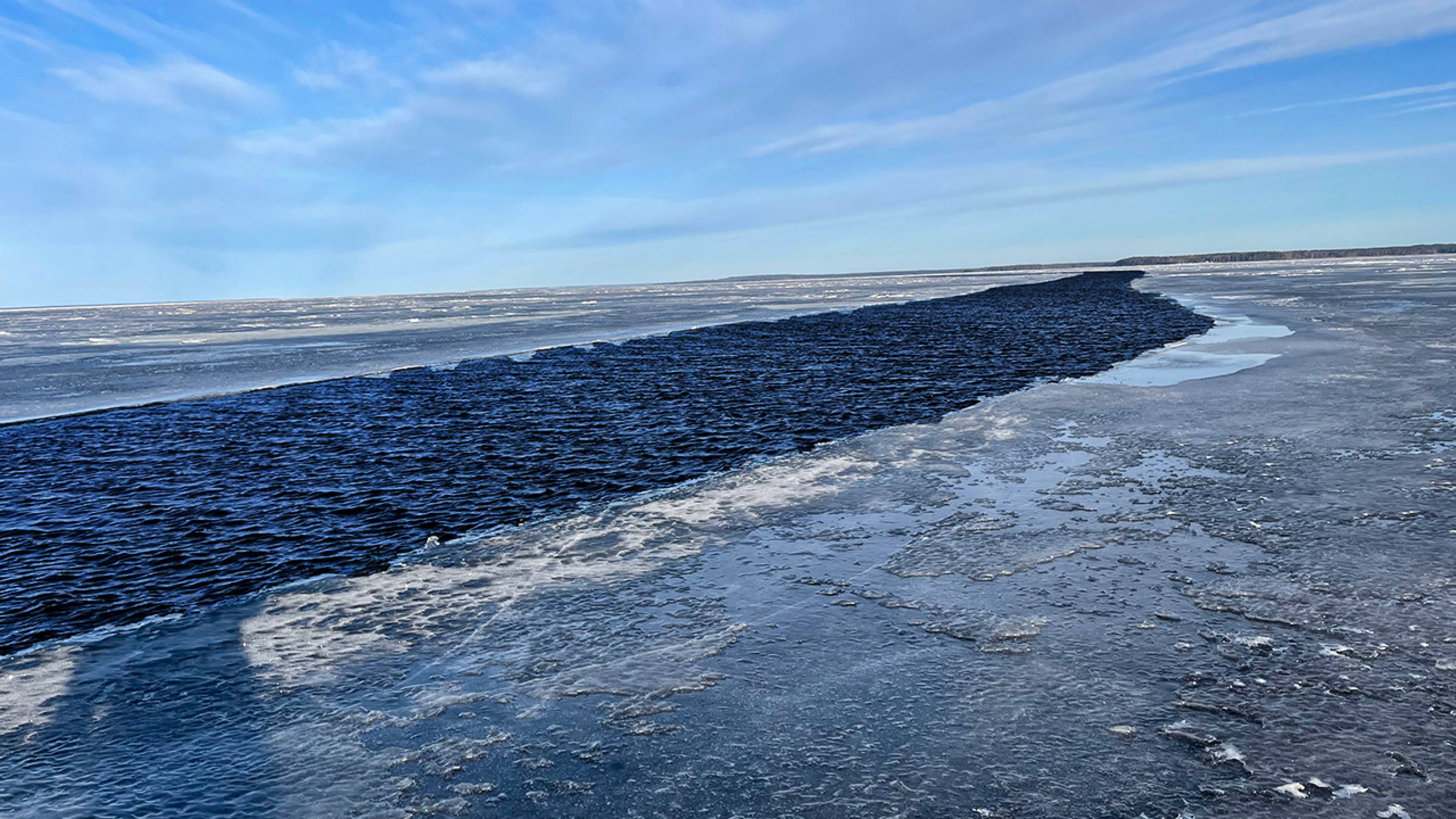 Рыбаков оторвало на льдине | Лёд поплыл, сезон закрыт | Хотели Корюшки а получили адреналин |