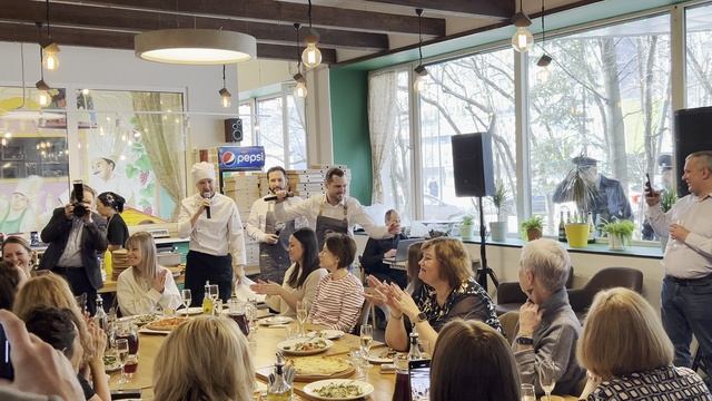 Официантов остановили полицейские!