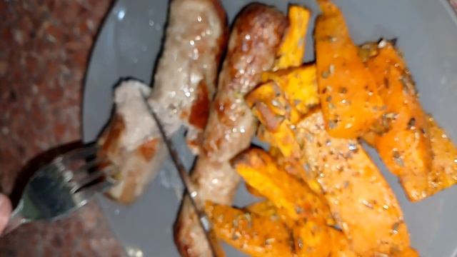 🧡 **Запечённый батат с колбасками в аэрогриле — настоящее кулинарное волшебство!** 🔥🍽️