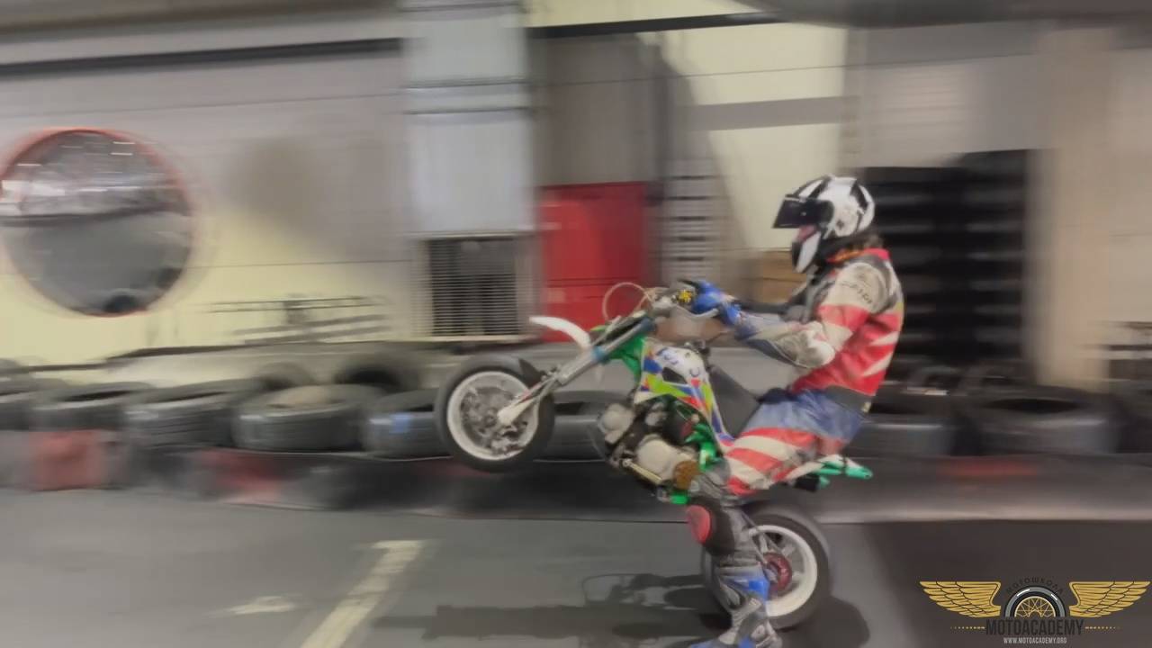 Урок стантрайдинга на теплом треке