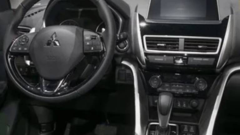 Разобрал центральный тоннель и подлокотник на Mitsubishi Eclipse Cross.