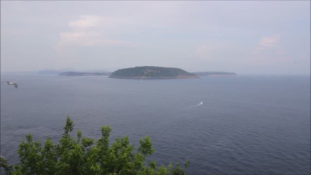 Италия. Острова Прочида и Вивара со смотровой площадки Арагонского замка.