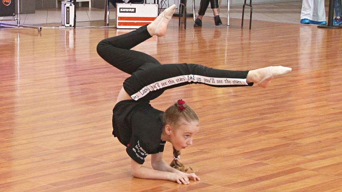 Детский спортивно-акробатический танец ~ спорт дети акробатика танцы