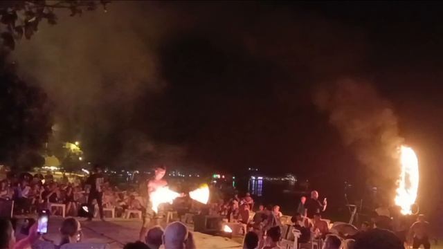 Огненное шоу на острове Пхи-Пхи в Тайланде