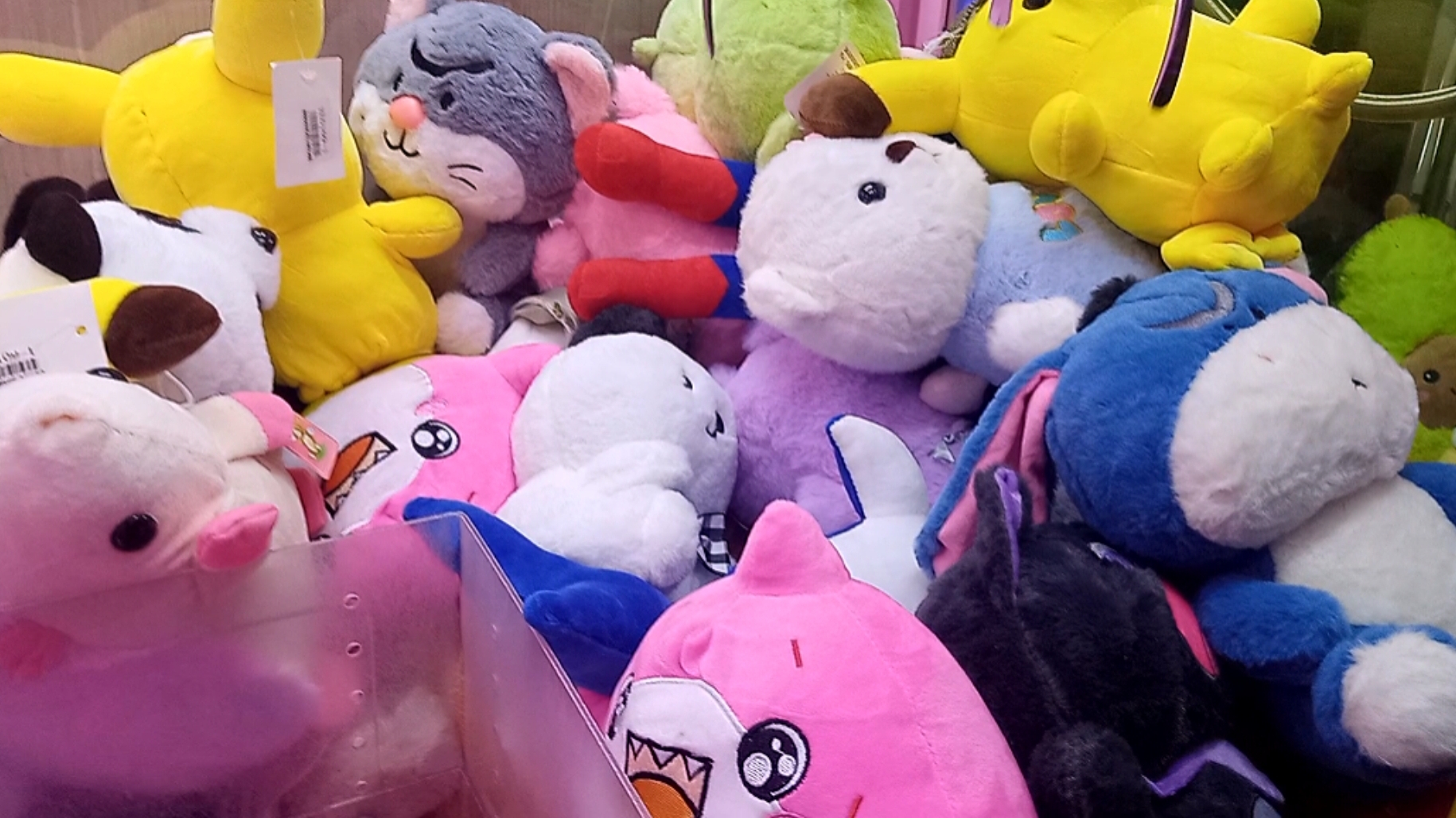 Достали много классных игрушек из автомата Хватайка.