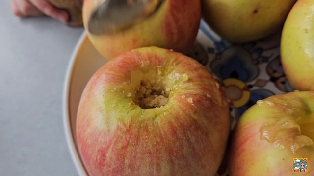 Запеченые яблоки  медом и орехами
