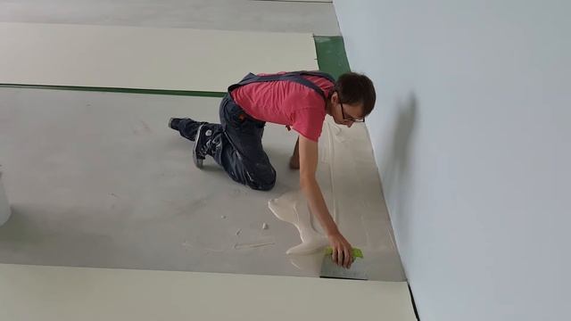 Укладка спортивного напольного покрытия