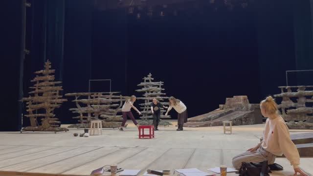 11.03.2025. На репетиции «А зори здесь тихие…» с режиссером по пластике Елизаветой Мазуркевич