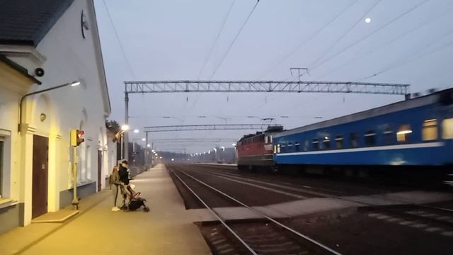 ЧС4Т-601 с поездом № 680 проследует станцию Озерище