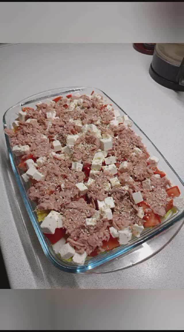 Салат с тунцом, фетой и помидорами