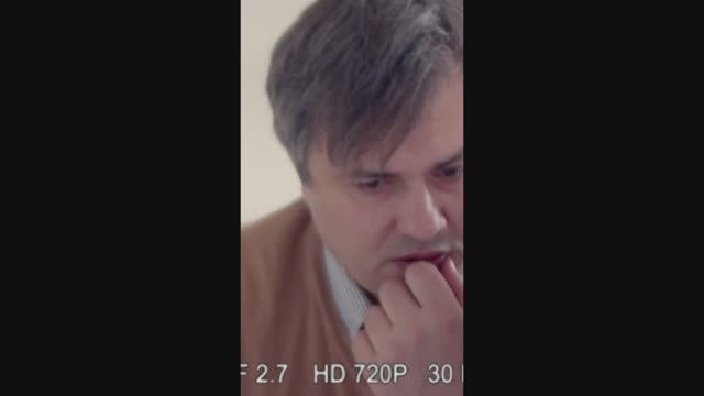 Чиновник берет взятку! Крупный план, cмотри на его реакцию! #shorts