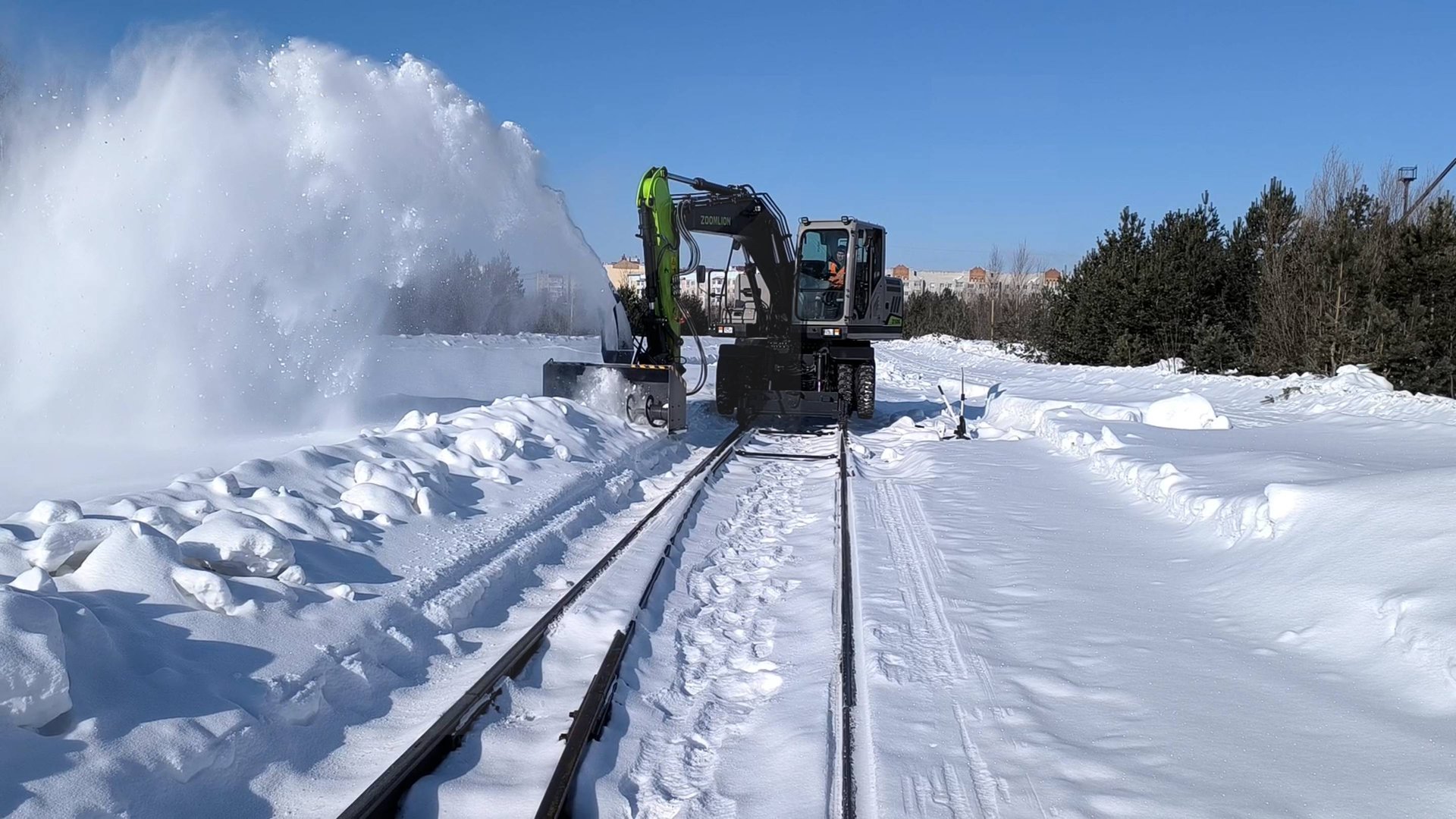 Экскаватор на жд колесах шнеком чистит снег в -28 на жд путях!