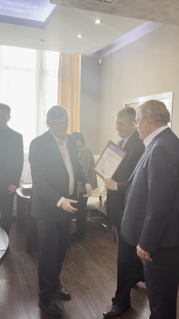 Вручение Благодарственного письма Дмитрию Беренову ректором УрФУ Виктором Кокшаровым