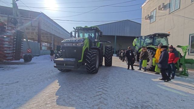 Трактор Zoomlion DV3504 паркуется